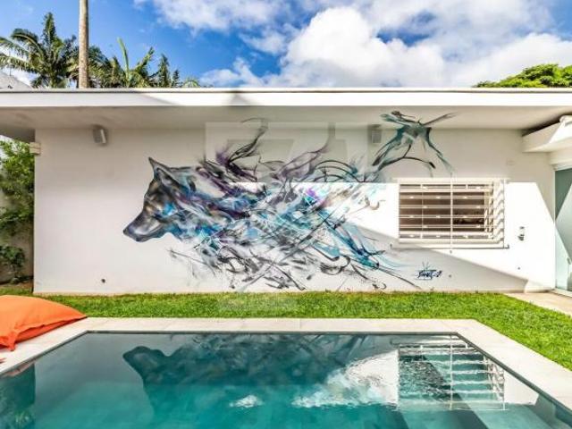 Casa com arquitetura clássica, planta térrea e áreas sociais cheias de verde, no Cidade Jardim