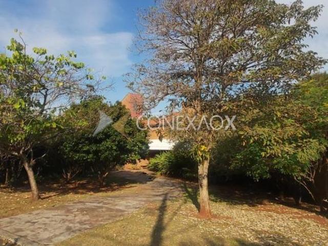 Casa com arquitetura ímpar, no Condomínio Rio das Pedras em Barão Geraldo, Campi