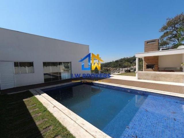 Casa com arquitetura moderna com 5 Quartos, Piscina de Borda Infinita e Vista para o Lago no Capital