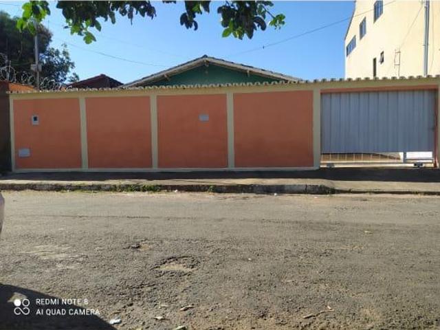 Casa com barracão