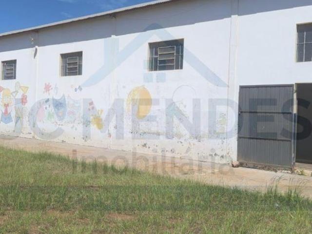 Casa com Barracão em Terreno