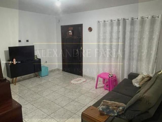 Casa com boa localização e 3 quartos à venda em São Sebastião!