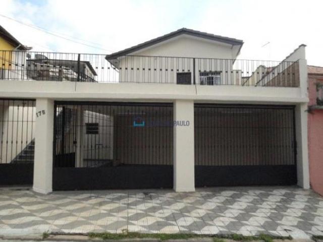 Casa com casinha nos fundos