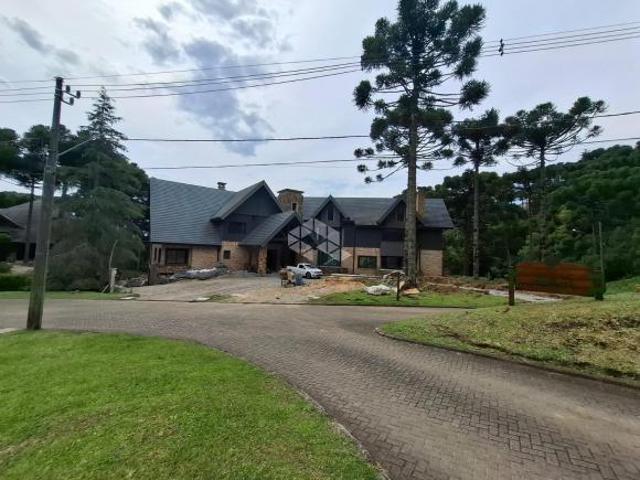 Casa com cerca de 1700m² privativos, no Condomínio Aspen Mountain, em Gramado