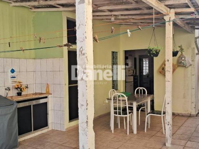 casa com churrasqueira e amplo quintal e localização privilegiada
