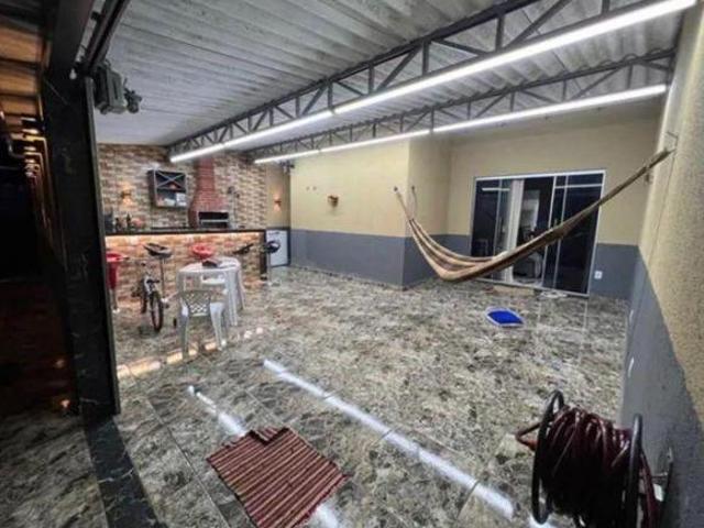 Casa com churrasqueira e garagem na Vila Industrial