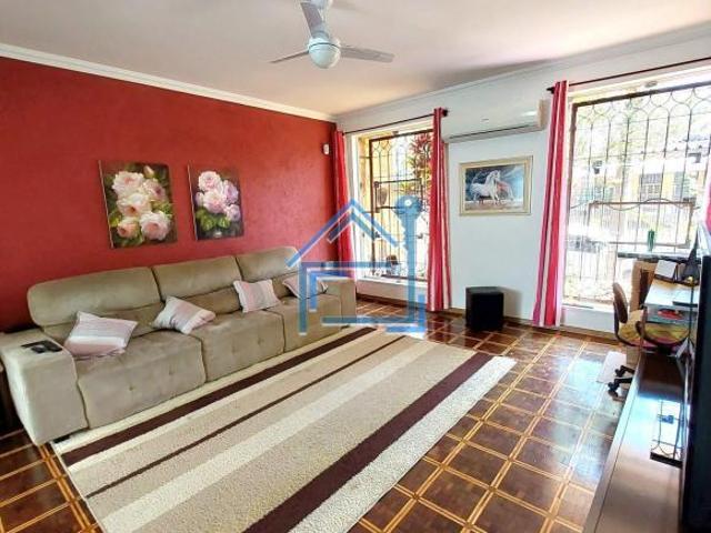 Casa com cinco dormitórios bairro Vl. Trujillo em Sorocaba