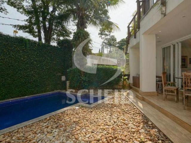 Casa com cinco suítes, piscina e quadra de futebol no Jardim Leonor