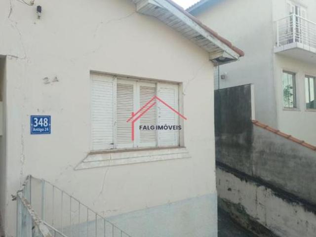 Casa com dois dormitório, sala, cozinha,wc e garagem, Edícula com 3 comodos