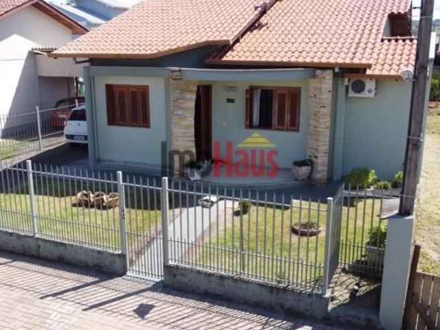 Casa com dois dormitórios disponíveis para venda no Bairro Casa de