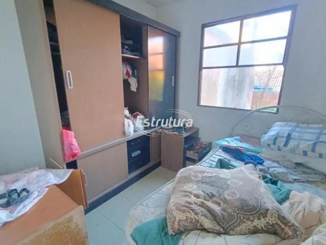 Casa com dois dormitórios e excelente localização para vender na Tancredo Neves