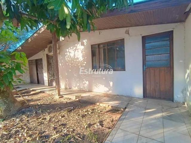 Casa com dois dormitórios e excelente localização para vender na Tancredo Neves