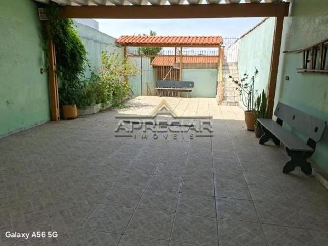 Casa com dois dormitórios sendo 1 suíte, sala, cozinha com armários embutidos, 1 banheiro social, qu