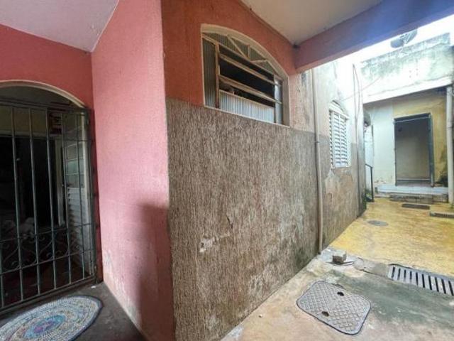 Casa com dois pavimentos e barraco no fundo, encontra se alugada