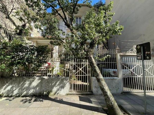 Casa com dois pavimentos em excelente localização