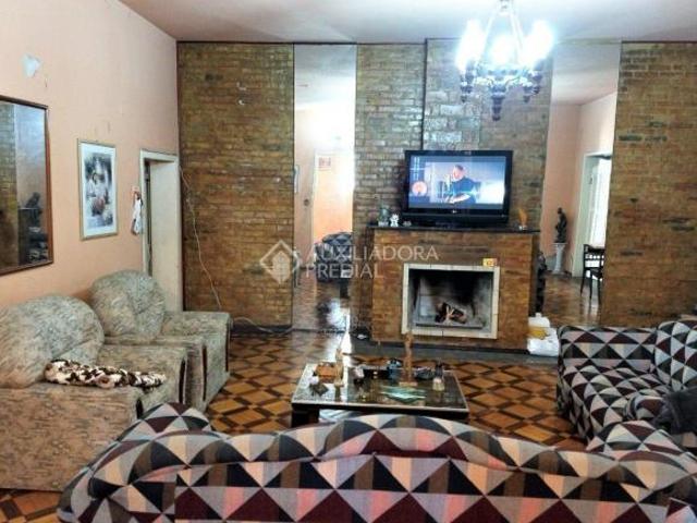 Casa com dois pisos, 03 dormitórios, 1 suíte, lareira, na sala e na suíte, garagem fechada para 03