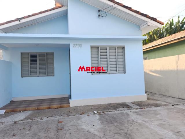 casa com dois quartos bem ampla garagem descoberta area de serviço bem arejada um quarto nos fundos,em ótima localização