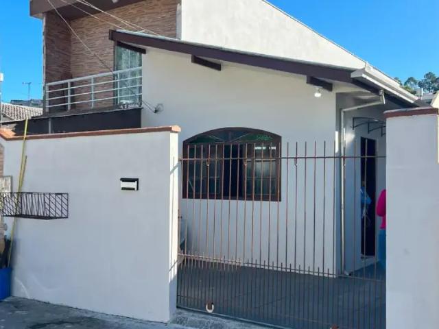 Casa com dois quartos na Fazendinha. Excelente localização