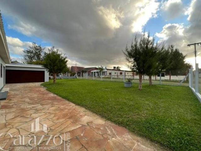 CASA COM DOIS TERRENOS PRÓXIMO DO MAR