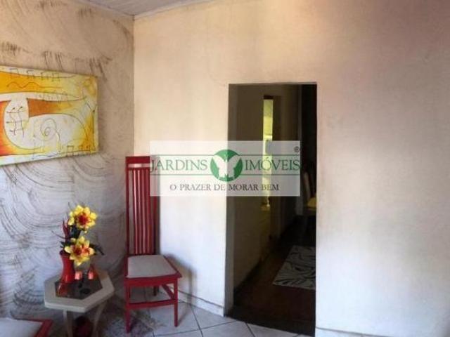 CASA COM DUAS MORADIAS E TRÊS VAGAS