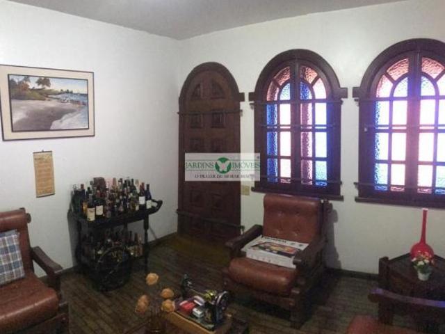 CASA COM DUAS MORADIAS E TRÊS VAGAS