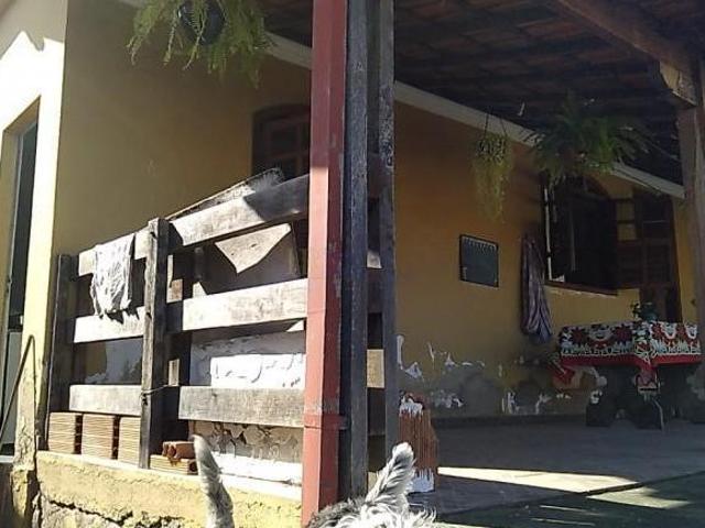 CASA COM DUAS MORADIAS E UMA LOJA, BEM LOCALIZADA