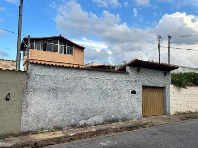 Casa com duas moradias independentes, rua tranquila com infraestrutura próxima