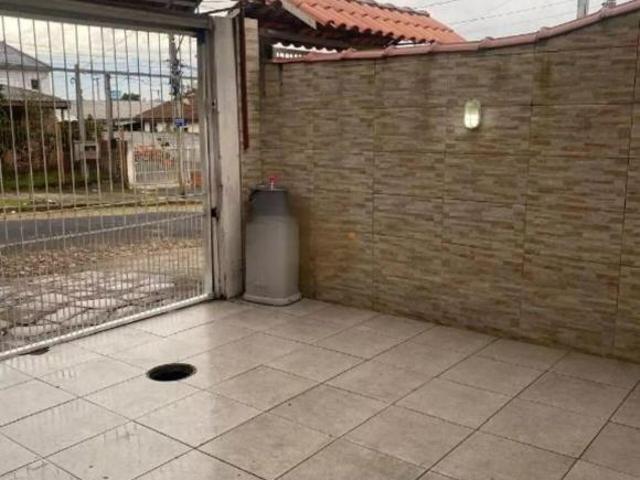 Casa com Duas Residências e Pátio Amplo no Bairro Tranquilo