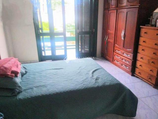 Casa com duas sacadas, suíte e terraço!