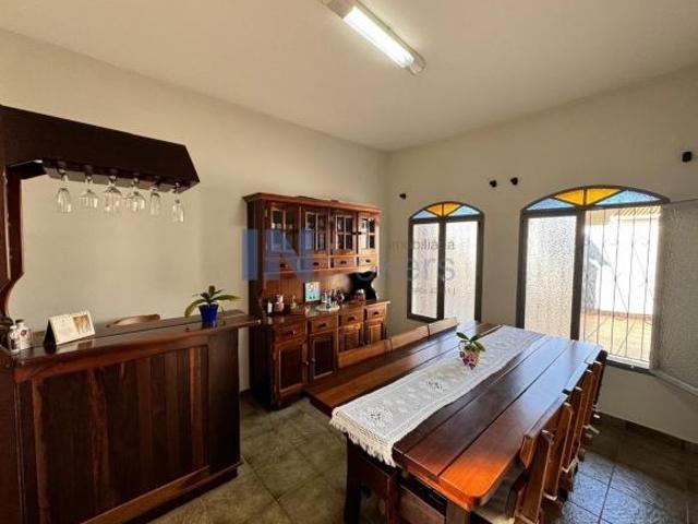Casa com edícula à Venda em Jundiaí SP, Jardim Colônia: 4 Quartos, 3 Suítes, 2 Salas, lareira, chur