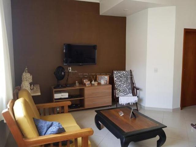 CASA COM EDÍCULA À VENDA, LOCALIZADA NO JARDIM SANTA ADELAIDE, NA CIDADE DE JUNDIAÍ / SP