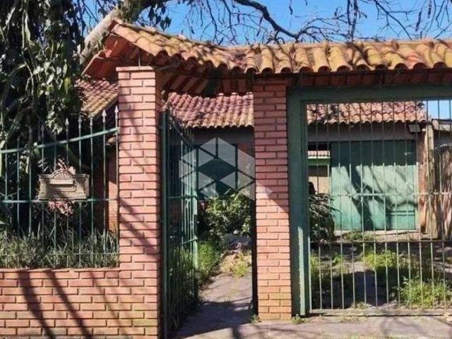 Casa com Edícula, Amplo Terreno e Ótima Localização Próxima à Orla do Guaíba