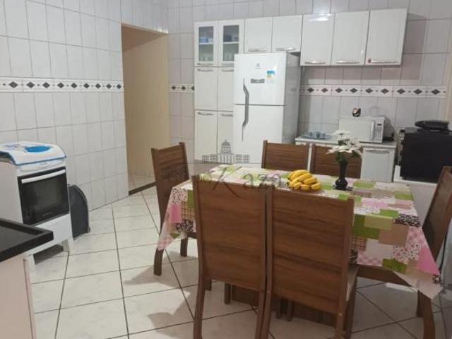Casa com Edícula Jardim Oriente 2 Dormitórios 84m²
