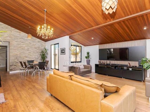 CASA COM EDÍCULA REFORMADA E ELEGANTE À VENDA NO S