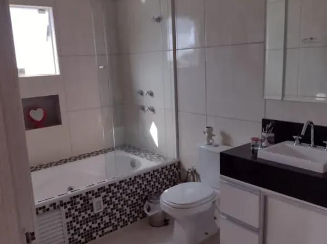 Casa com edicula 05 dormitórios e 02 suítes master á venda! Rio Vermelho