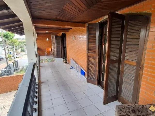 Casa com edícula, 05 quartos sendo 02 suítes, no São Lourenço em Curitiba PR