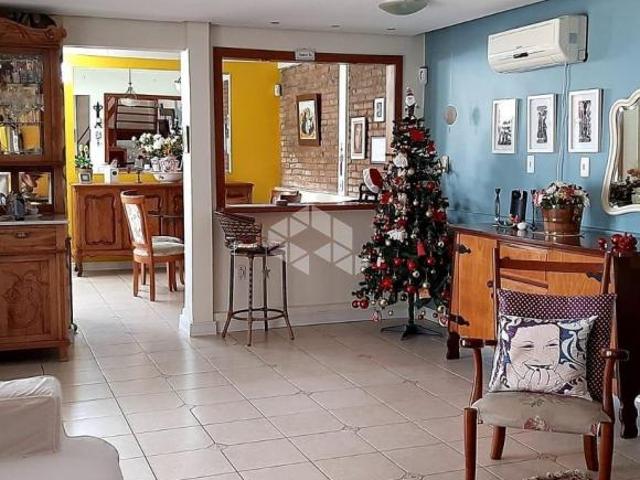 Casa com Edícula, 4 quartos, 3 banheiros, 192 m², no Santa Tereza