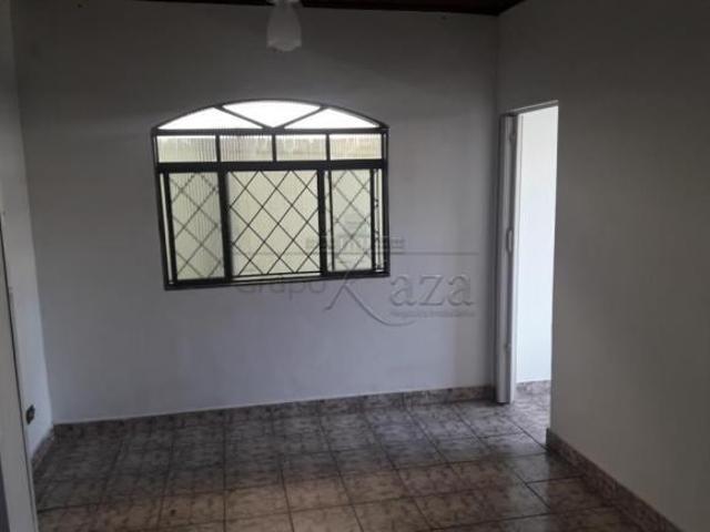 Casa com edícula