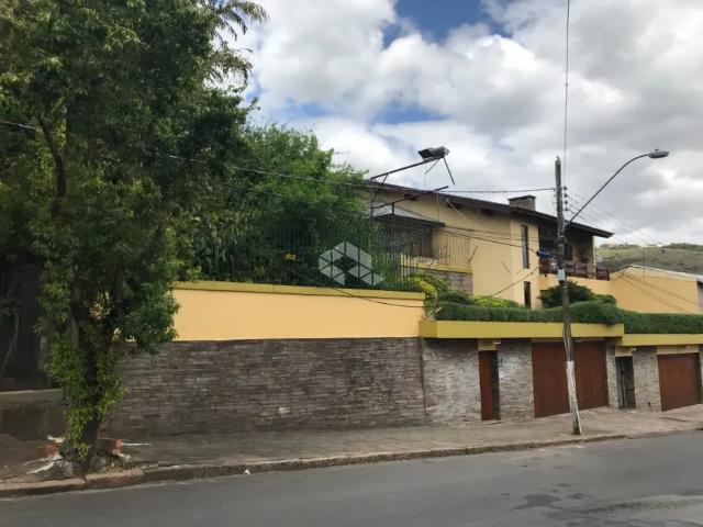 Casa com elevador, 4 dormitórios sendo 1 suíte com closet, 4 vagas cobertas no Bairro Glória