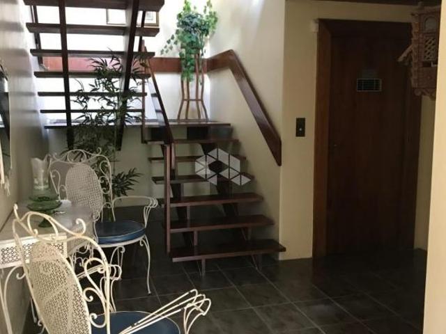 Casa com elevador, 4 dormitórios sendo 1 suíte com closet, 4 vagas cobertas no Bairro Glória
