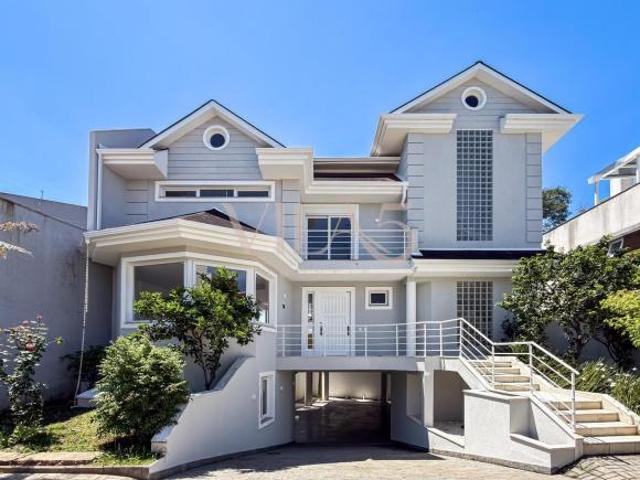 Casa com elevador e 547m² em condomínio clube Portão
