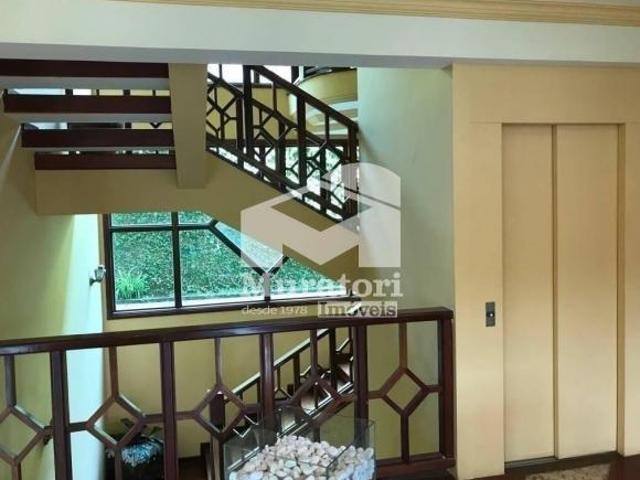 Casa com elevador em condomínio fechado