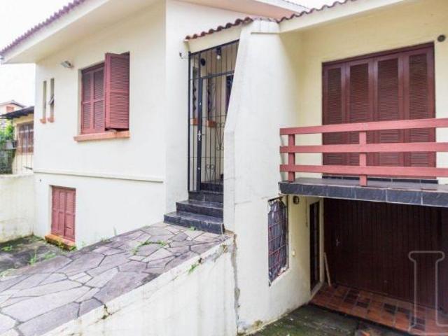Casa com entradas independentes em Teresópolis: oportunidade para investimento e moradia
