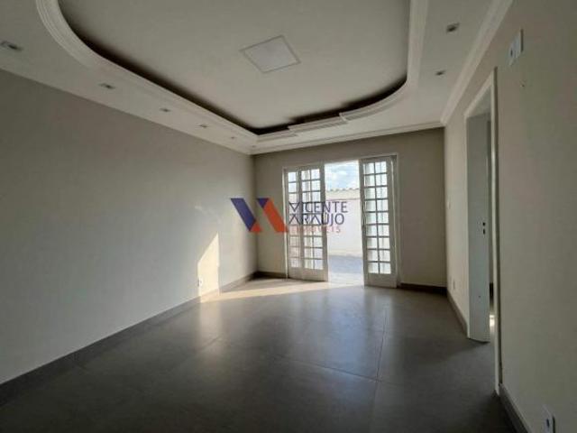 Casa com Espaço Gourmet, 4 Vagas e Localização Privilegiada