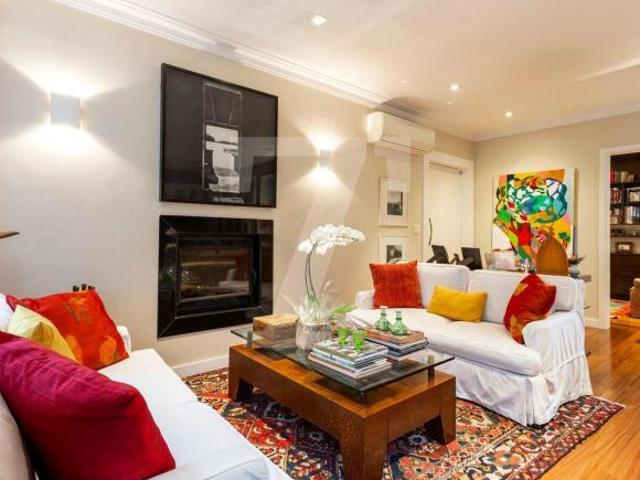 Casa com espaço gourmet e área externa bem distribuída