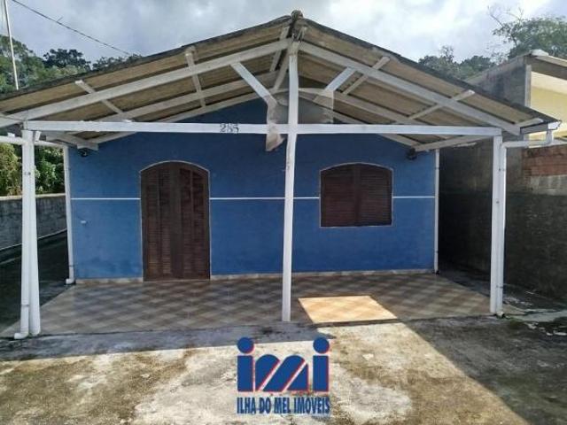 Casa com espaço de terreno a venda Praia de Leste