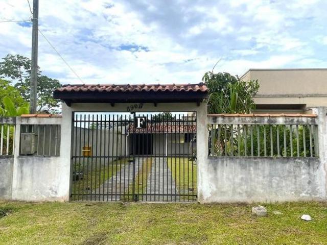 Casa com espaço de terreno e faixa do mar Grajau