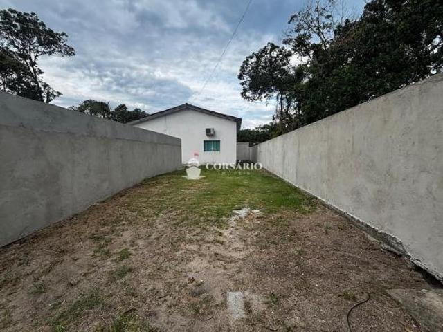 Casa com espaço de terreno em Pontal do Sul