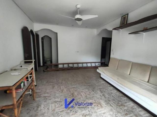 Casa com espaço de terreno no Atami