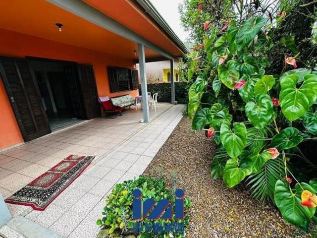Casa com espaço de terreno perto do mar a venda